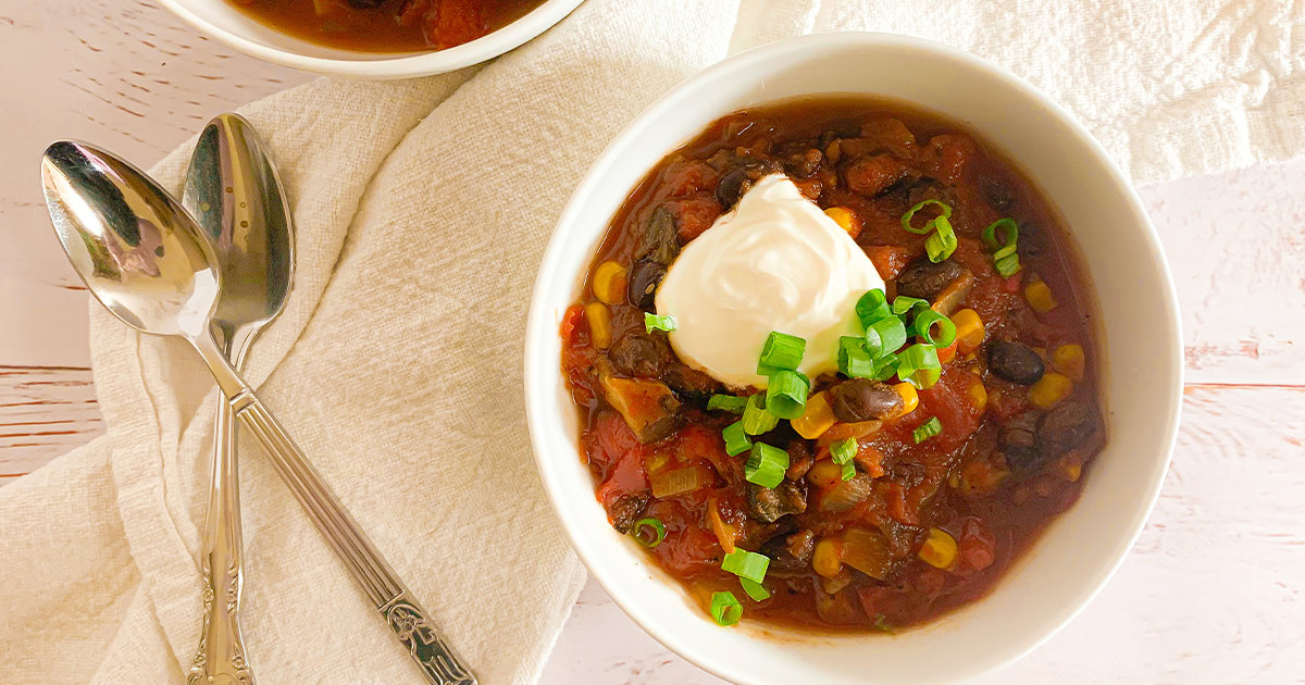 Fast & Healthy Fire-Roasted Veggie Chili Recipe | Hungry Girl
