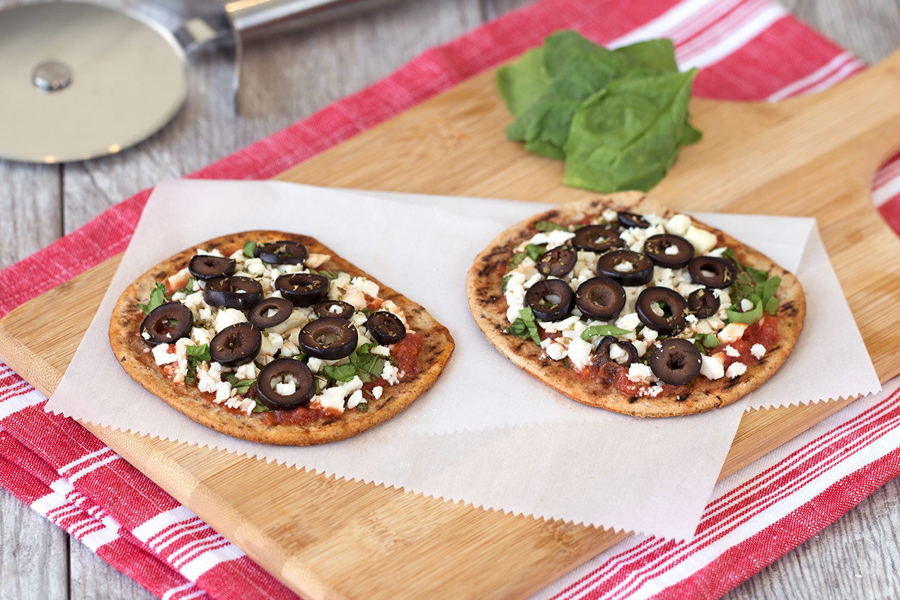 Healthy 5-Ingredient Snack: Mini Greek Pizzas | Hungry Girl