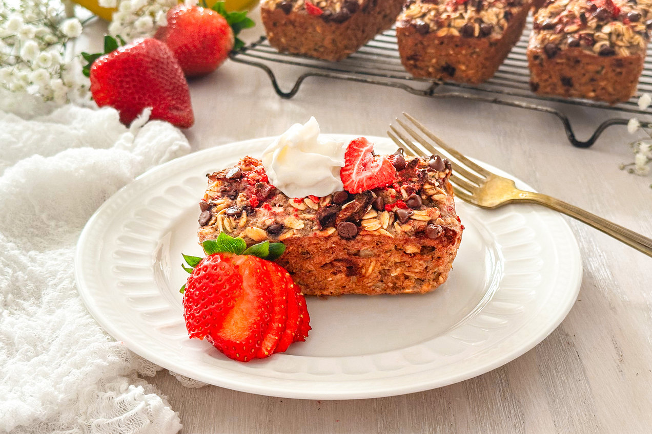 Healthy Banana Split Baked Oatmeal Recipe | Hungry Girl
