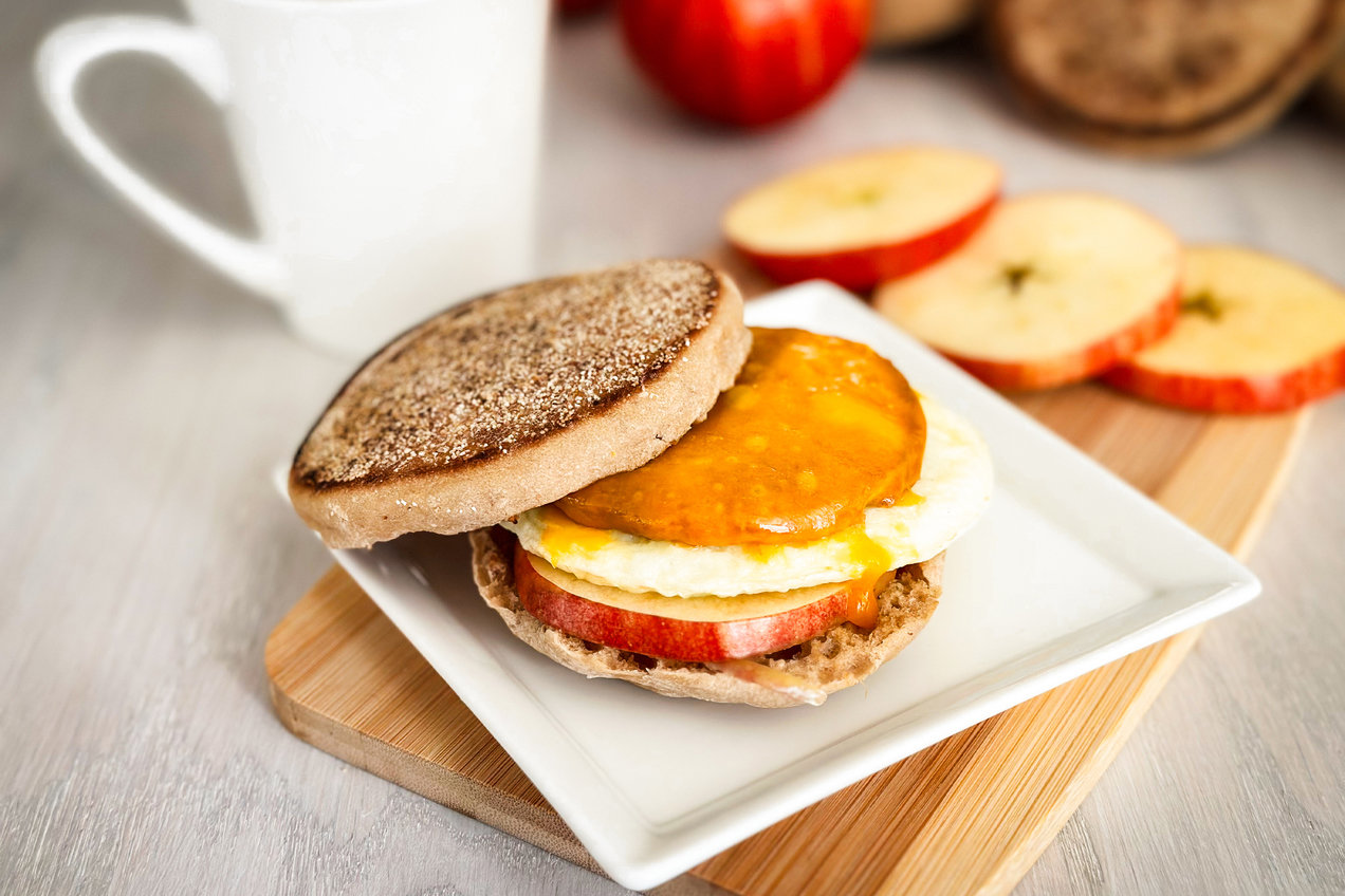 Healthy Apple, Sausage & Cheddar Breakfast Sandwich Recipe | Hungry Girl