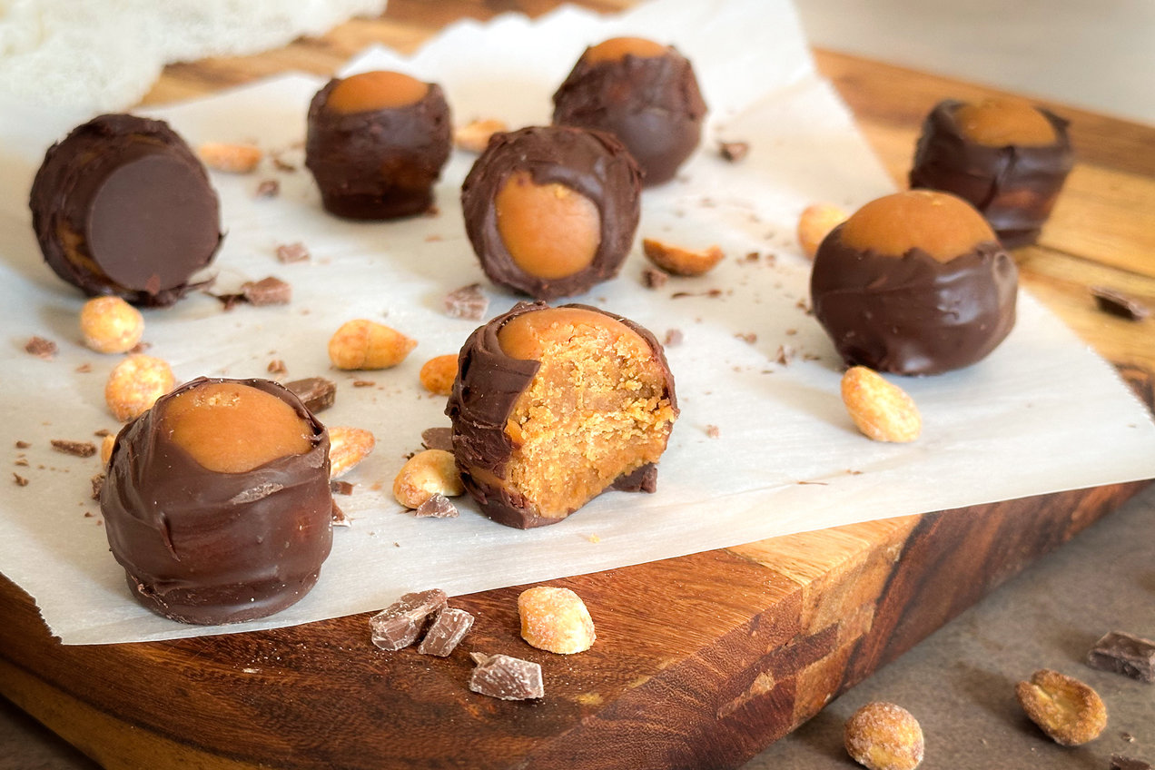 Low-Sugar Peanut Butter & Chocolate Buckeyes Recipe | Hungry Girl